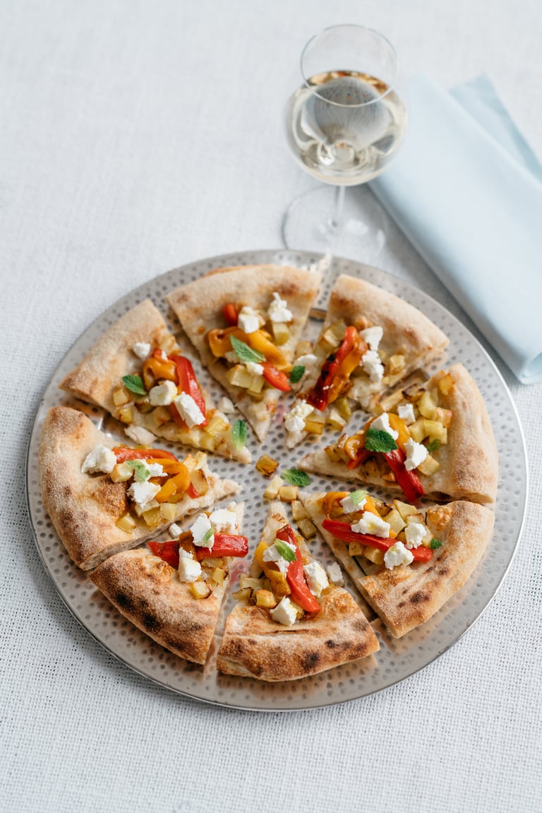 Pizza con peperoni arrostiti, patate e robiola | Sale&Pepe