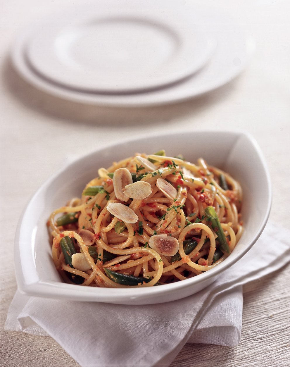 Spaghetti con fagiolini e pesto di pomodori secchi | Sale&Pepe