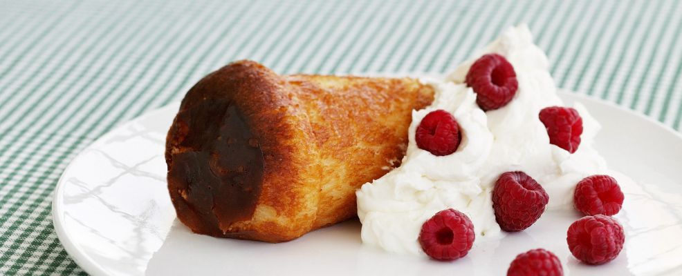 Ricetta Babà al rum con panna e lamponi | Sale&Pepe