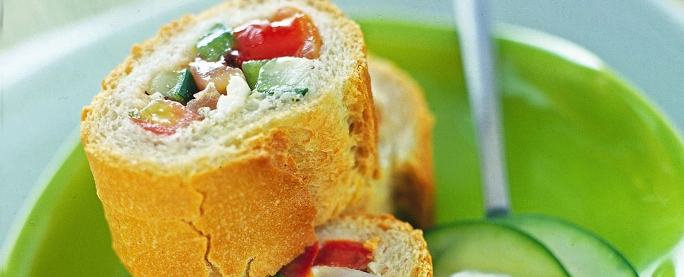 Baguette con insalata mediterranea e salsa greca | Sale&Pepe