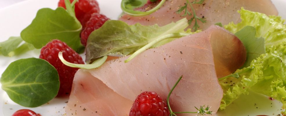 Carpaccio di pesce spada con salsa agra di lamponi | Sale&Pepe