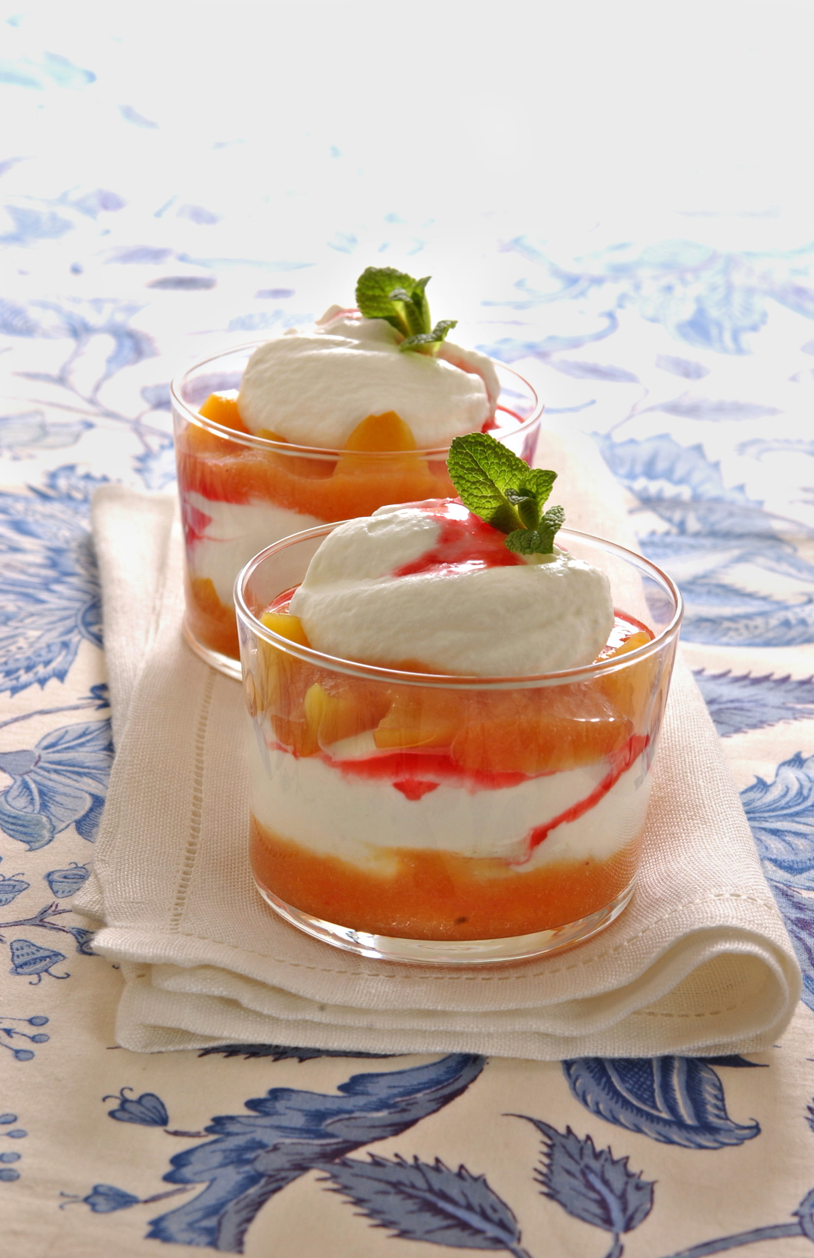 Crema in coppa con pesche sciroppate | Sale&Pepe