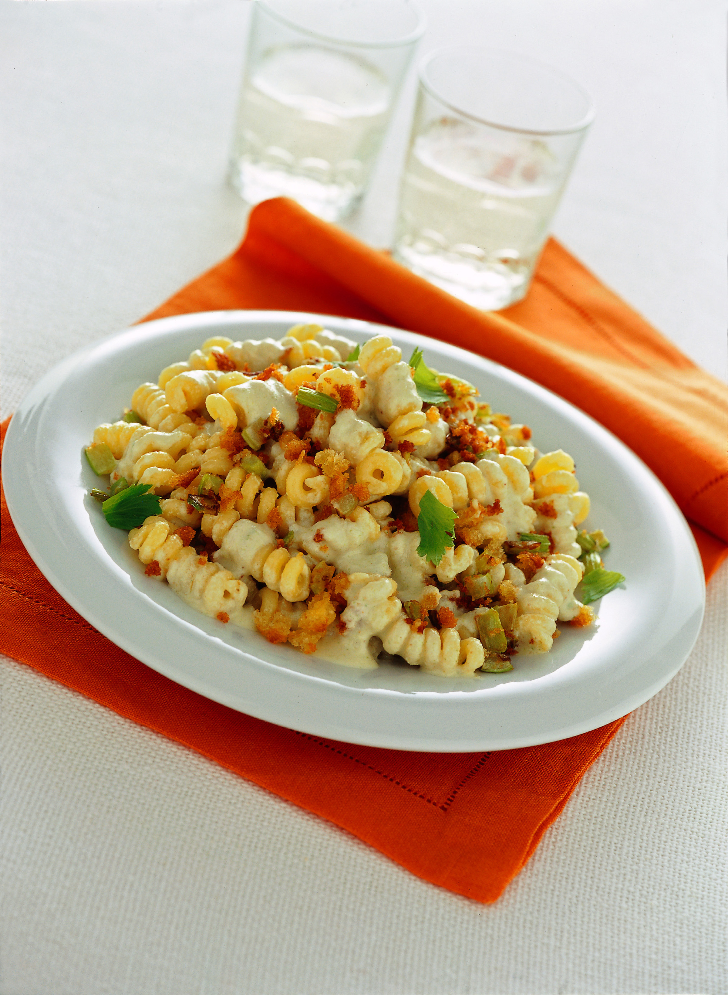 Fusilli bucati con salsa di noci e briciole croccanti | Sale&Pepe