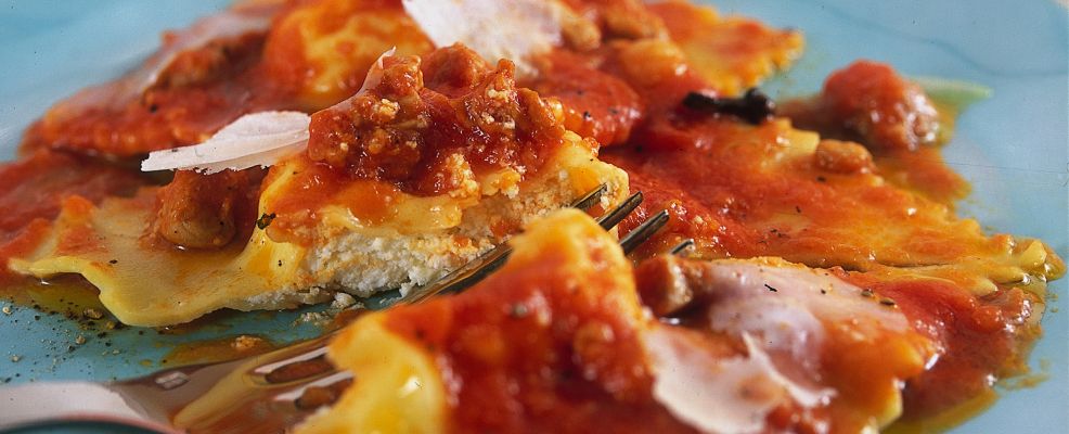 Ravioli di ricotta al ragù | Sale&Pepe