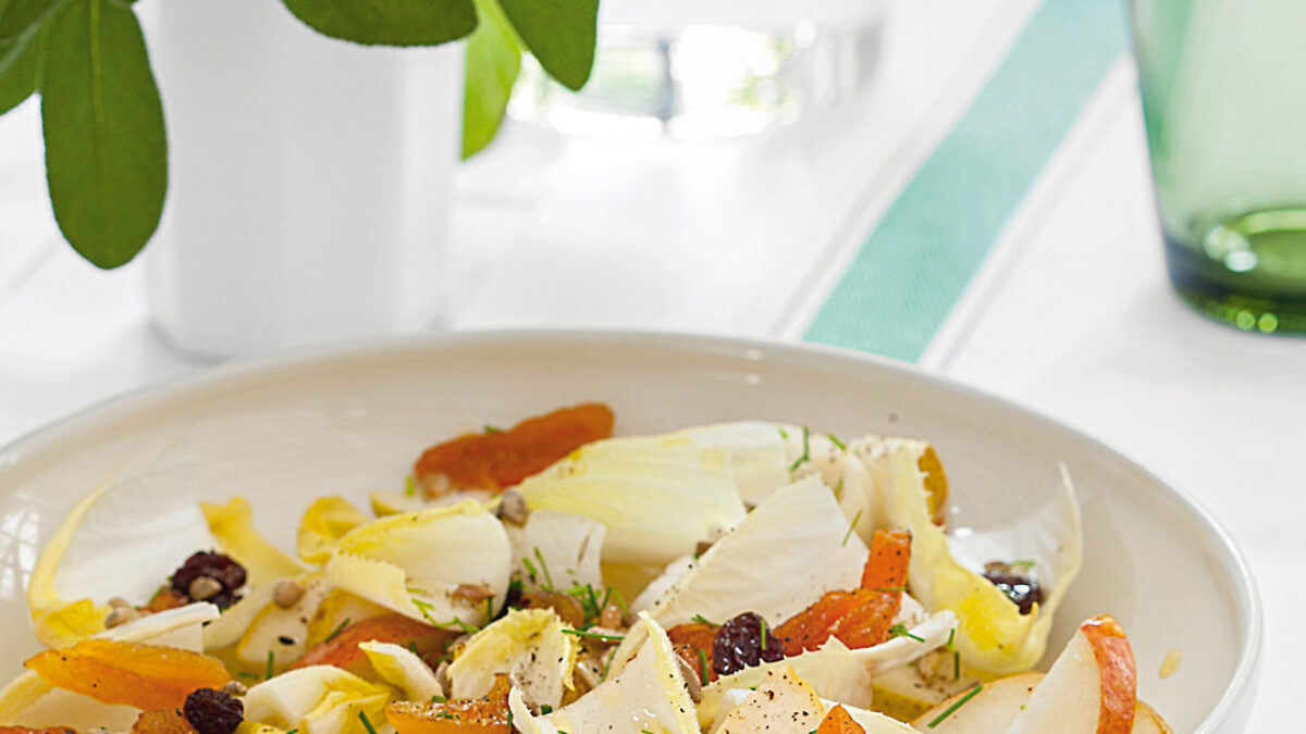 Insalata di invidia, pere e frutta secca | Sale&Pepe