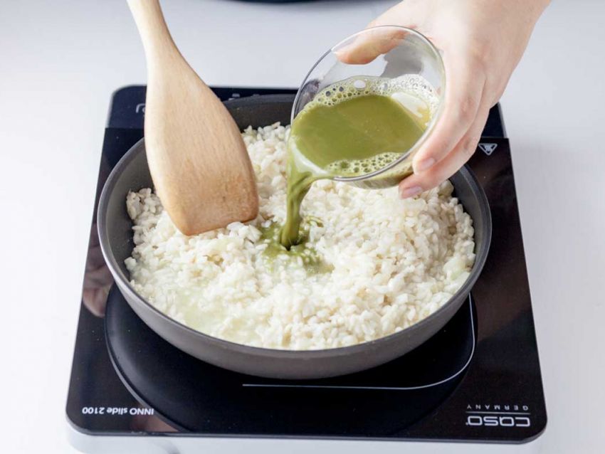 Risotto al tè matcha con crumble di grana padano | Sale&Pepe