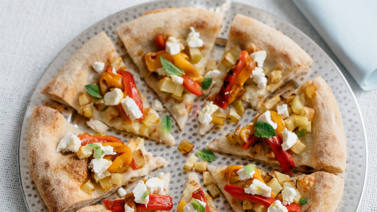 Pizza con peperoni arrostiti, patate e robiola | Sale&Pepe