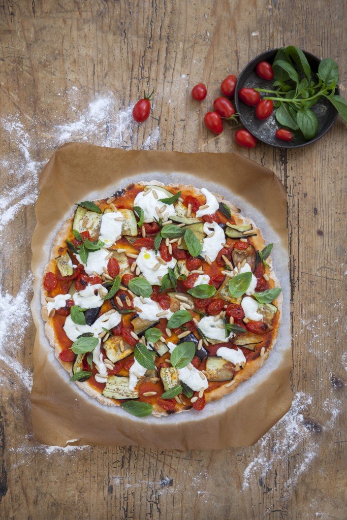 Pizza senza glutine con sugo di datterini, melanzane, pinoli ...