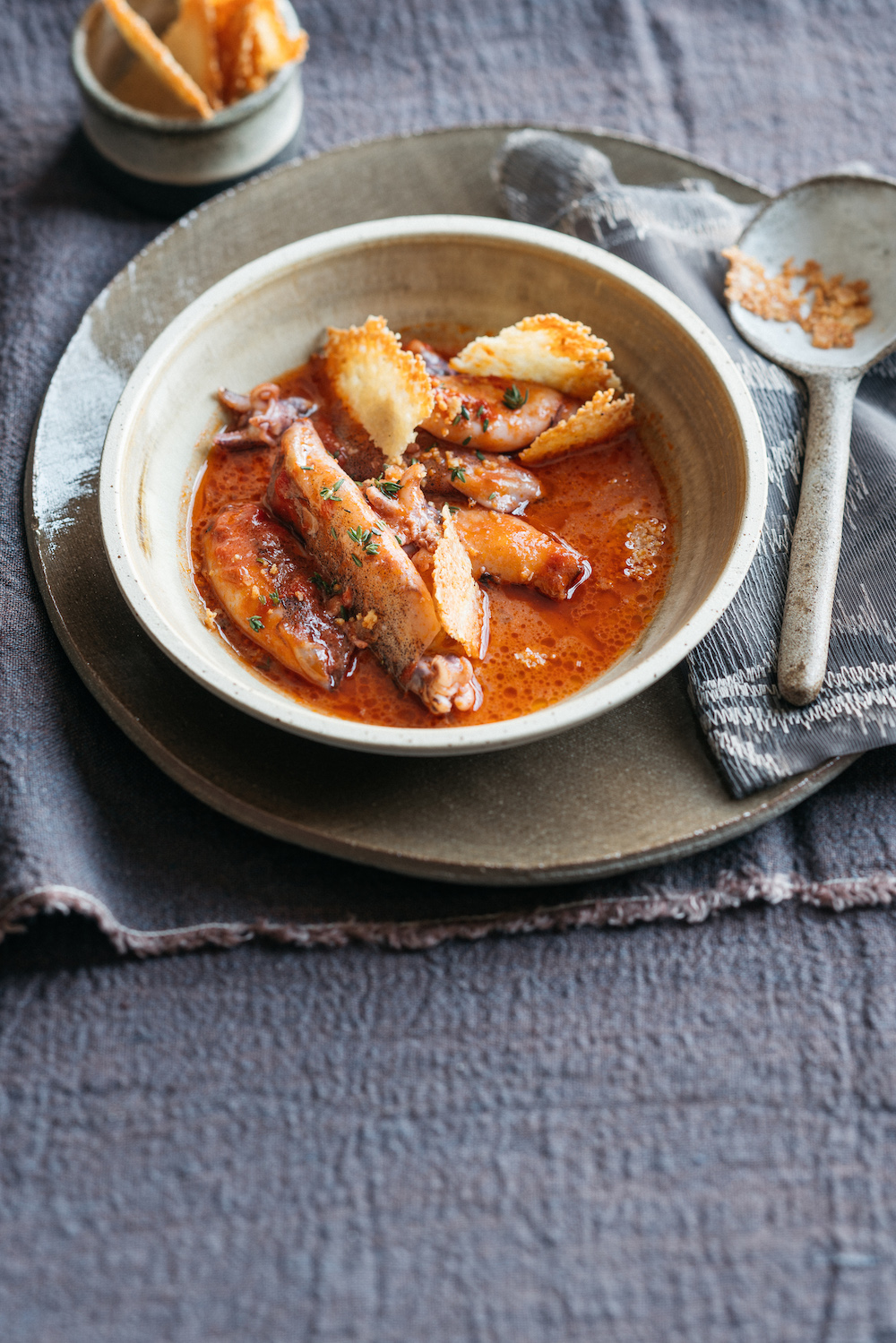 Calamaretti al sugo con sfoglie di couscous croccante - Sale&Pepe