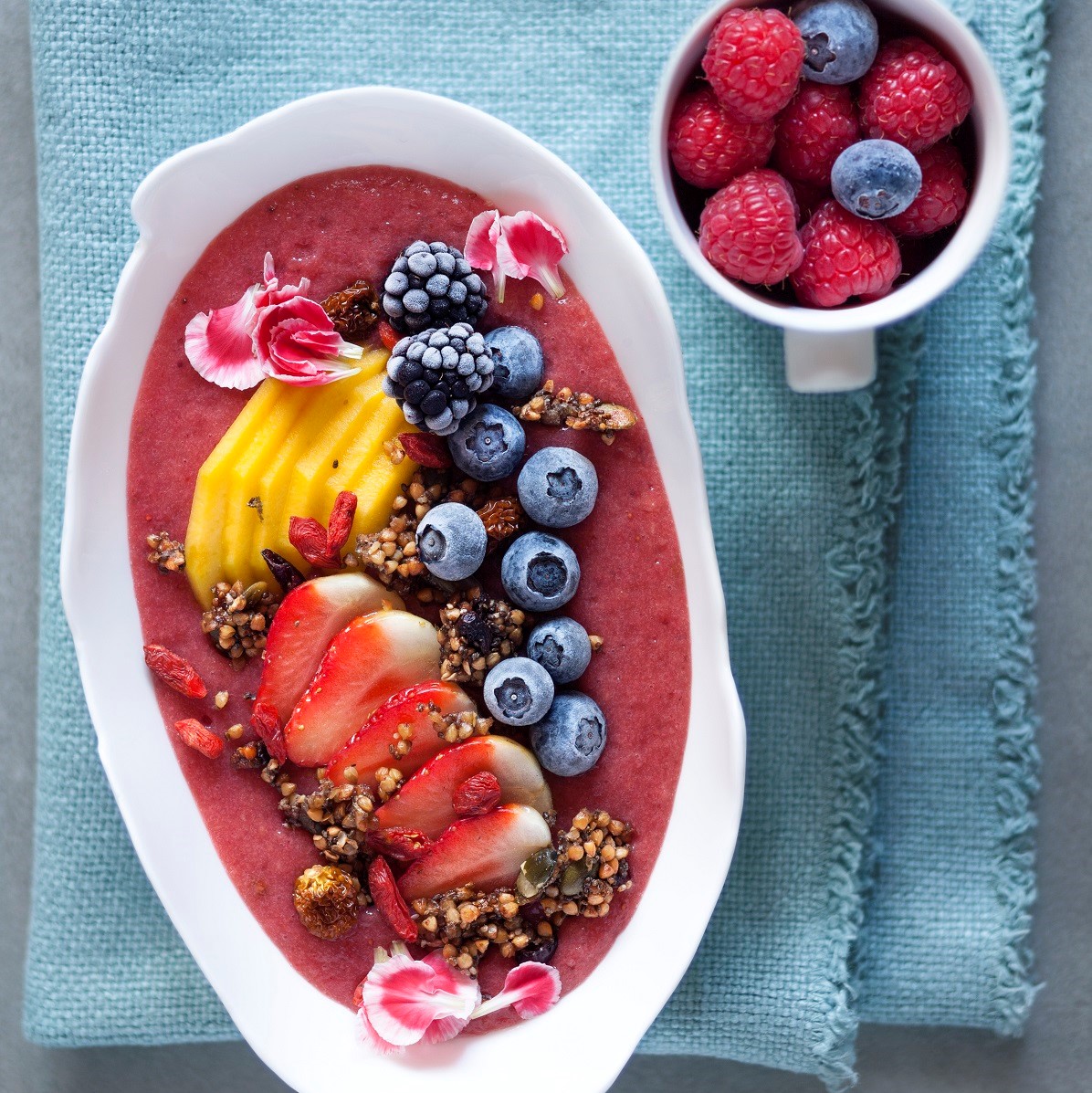 Colazione vegana, power bowl di frutta e granola - Sale&Pepe
