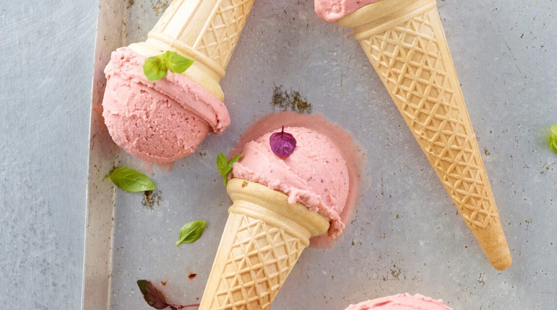 Gelato con fragole all'aceto balsamico e basilico - Sale&Pepe