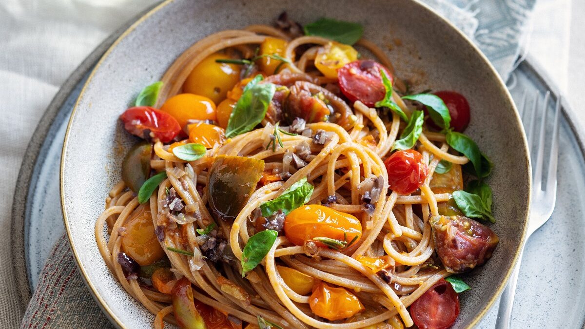 Spaghetti integrali con pomodorini, scalogni e olive - Sale&Pepe