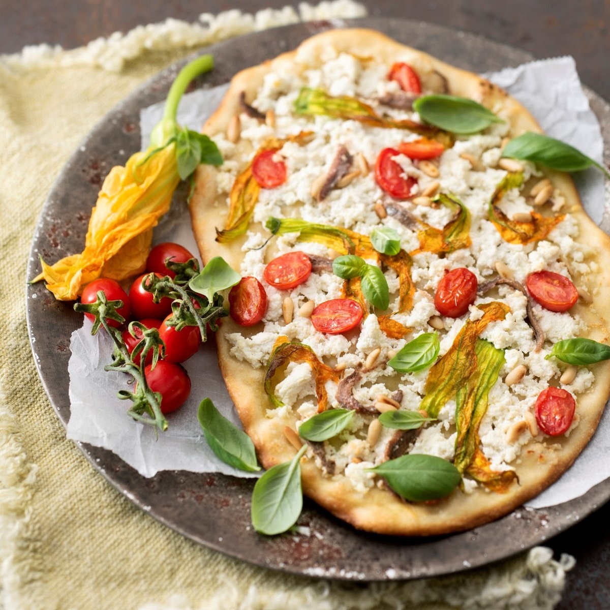 Pizza con ricotta, fiori, pinoli, acciughe e pomodorini - Sale&Pepe