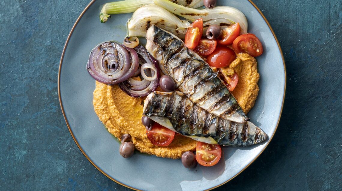 Sgombro alla griglia con salsa romesco e verdure - Sale&Pepe