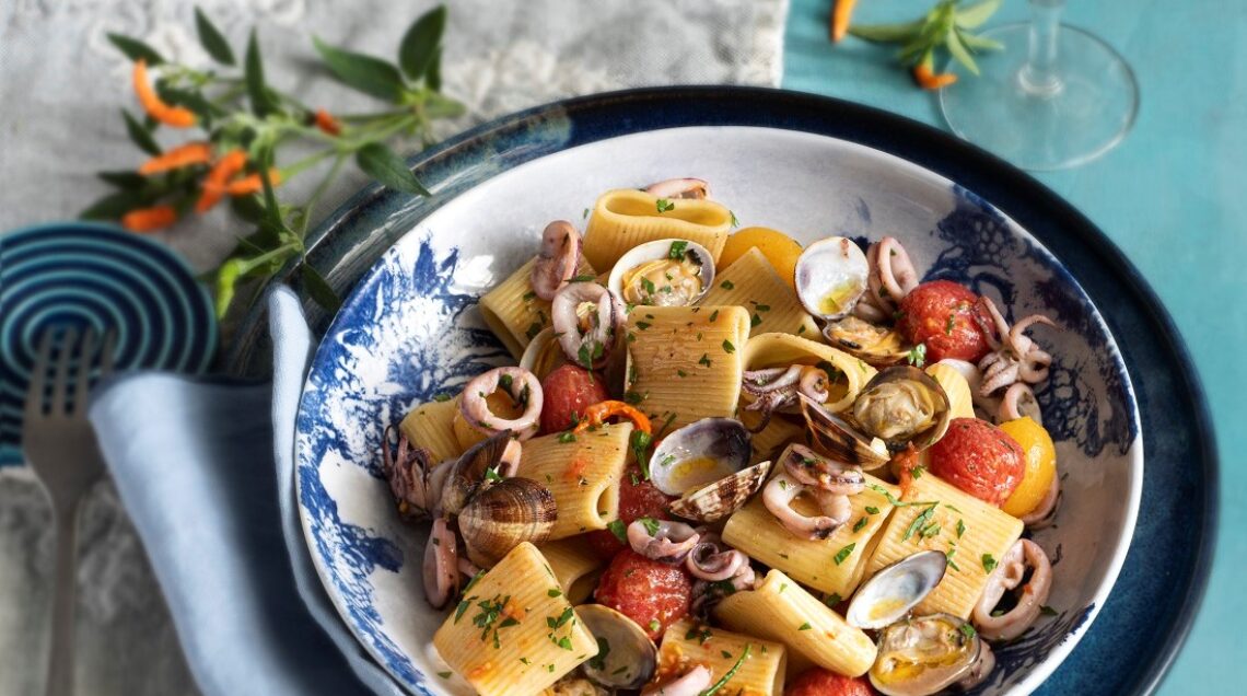 Mezzi paccheri con sugo di pesce all'arrabbiata - Sale&Pepe