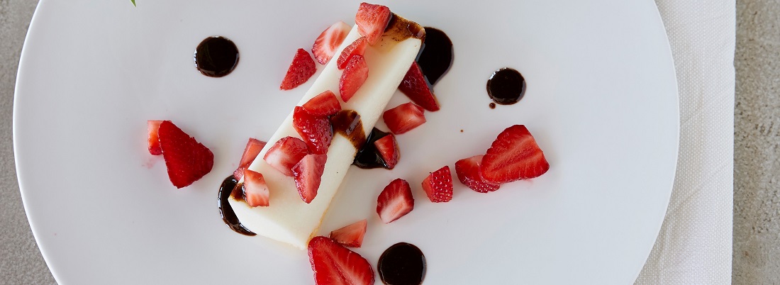 Squacquerone cake con fragole e foglioline di menta - Sale&Pepe