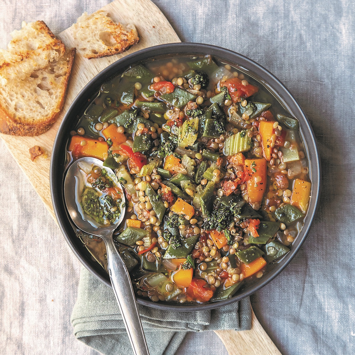 Zuppa estiva al pesto di aromi e guanciale croccante - Sale&Pepe