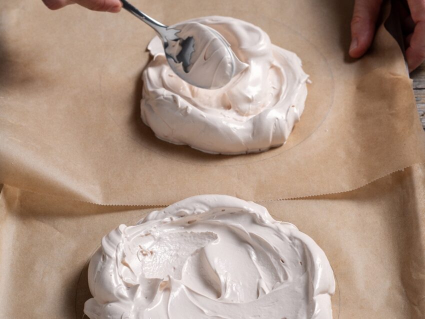 Torta di meringa caramellata e crema alla panna - Sale&Pepe