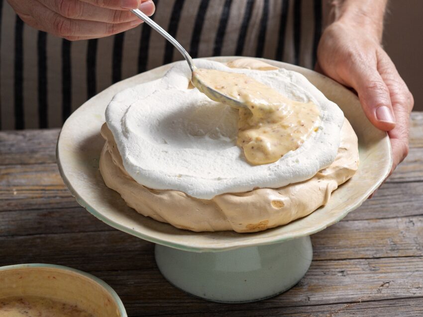 Torta di meringa caramellata e crema alla panna - Sale&Pepe