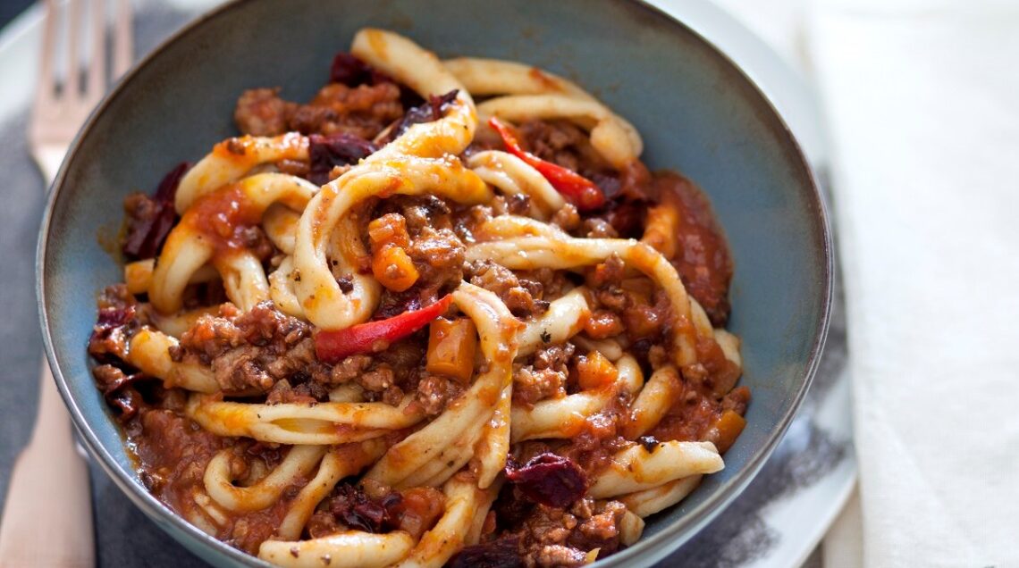Ferretti al ragù di carne e peperoni cruschi - Sale&Pepe