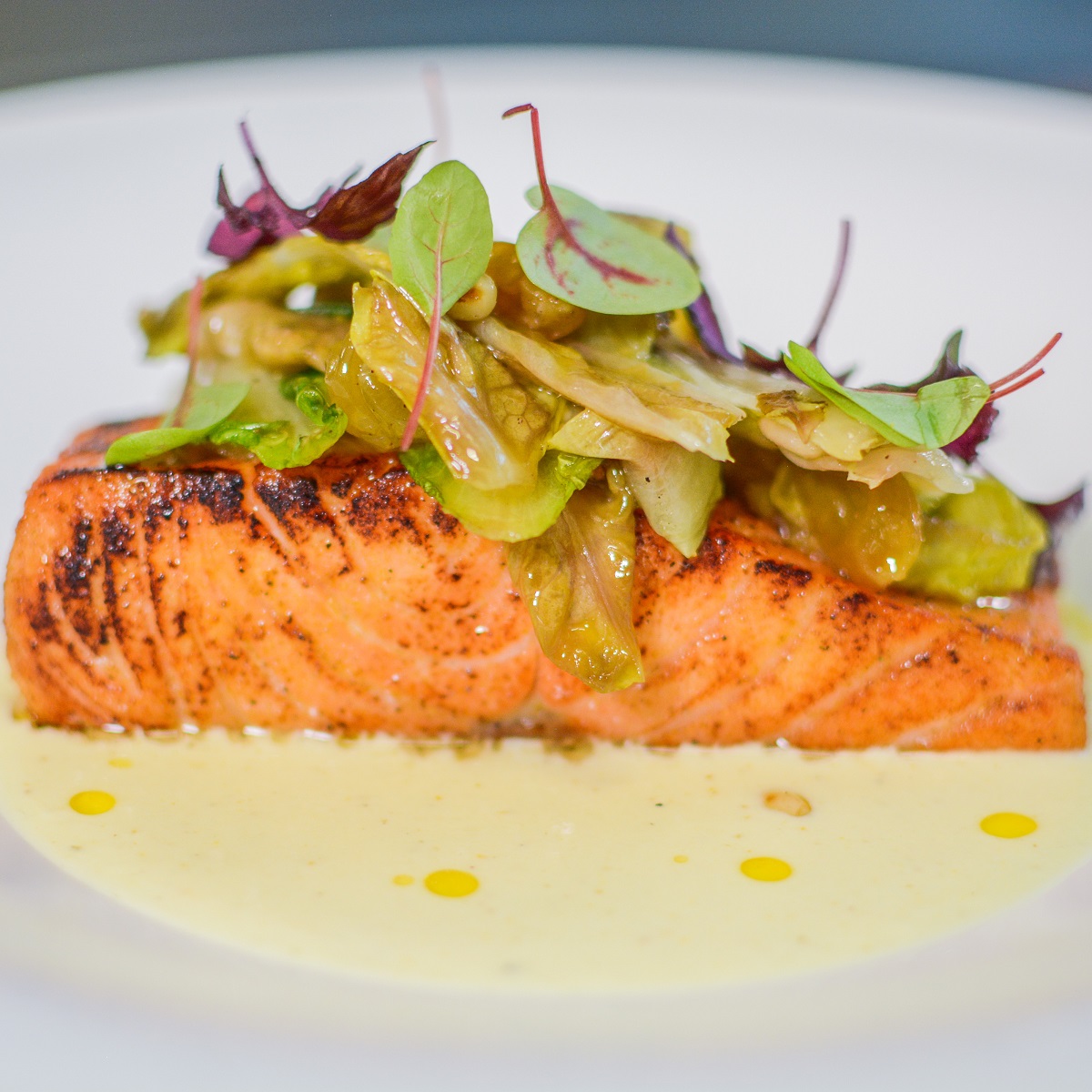 Filetto di salmone al profumo di curry, uvetta, pinoli e scarola - Sale ...