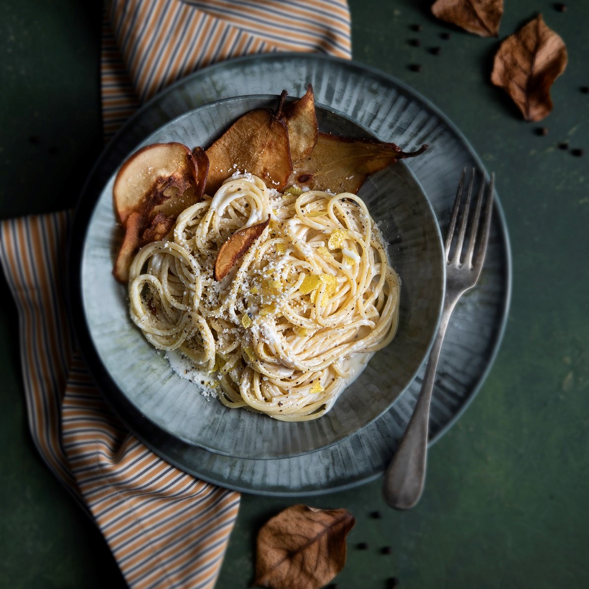 Spaghetti cacio e pepe con pere fritte e scorza di limone - Sale&Pepe