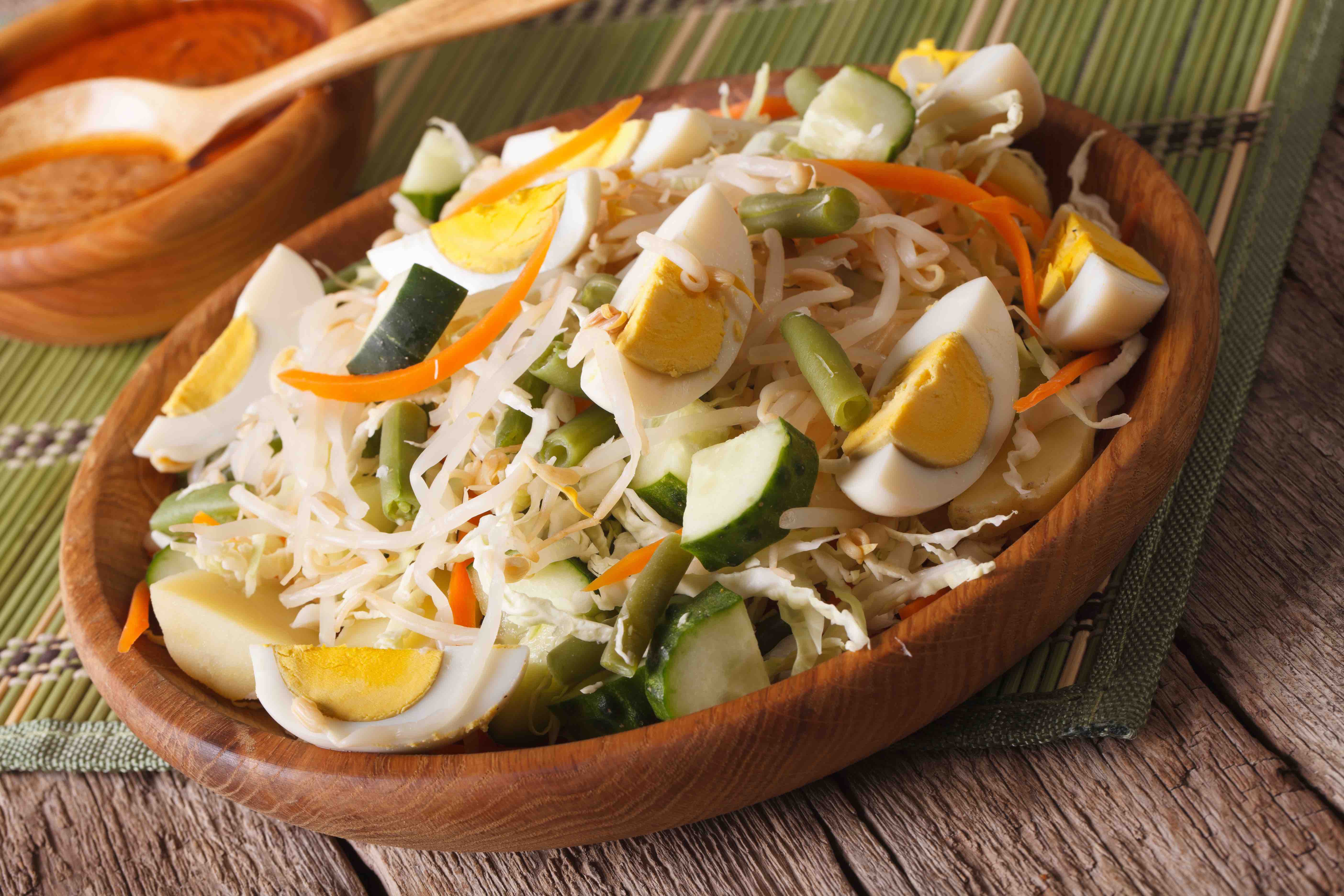 Mai provato il gado-gado su una foglia di banano? - Sale&Pepe