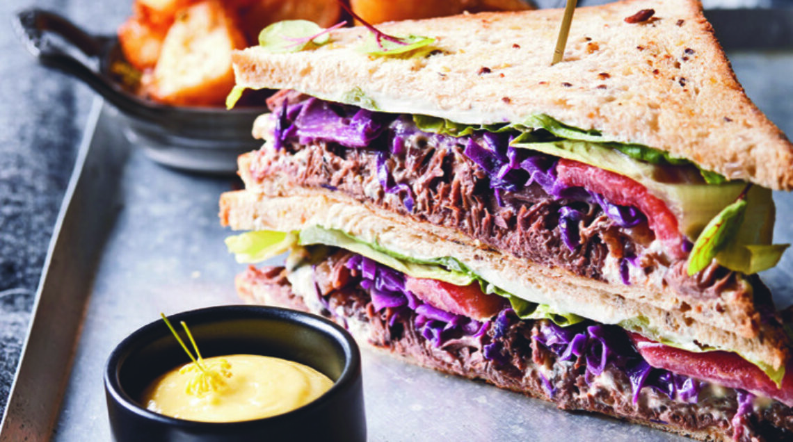 Sandwich di muscolo con maionese al wasabi, cavolo e mele all'aceto ...