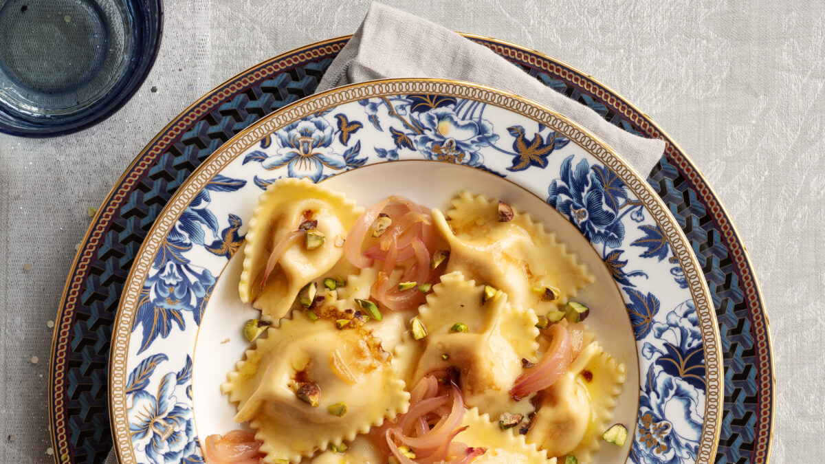 Tortellacci di mortadella con cipolle caramellate e glassa - Sale&Pepe