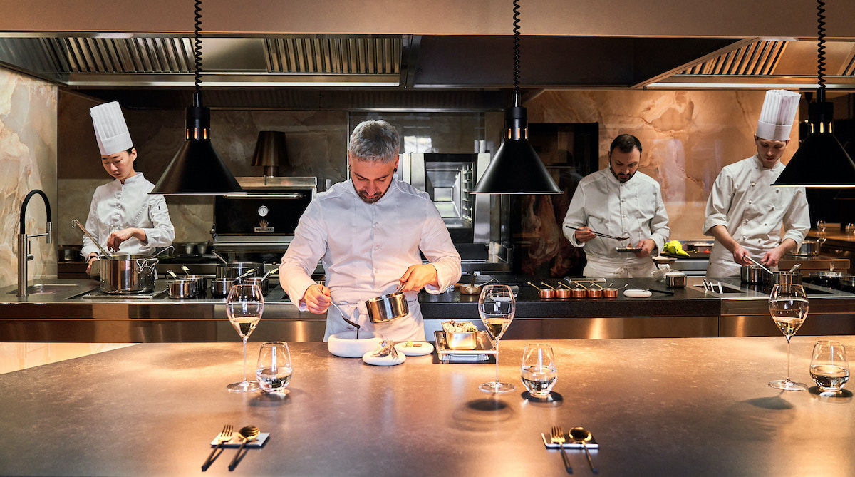 Verso: in piazza del Duomo, la cucina a vista dei fratelli Remo e Mario ...