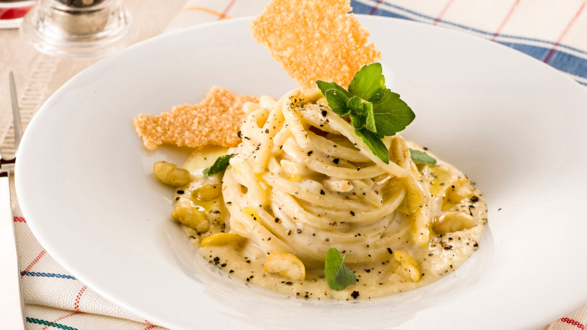 Spaghetti cacio, pepe e crema di fave - Sale&Pepe