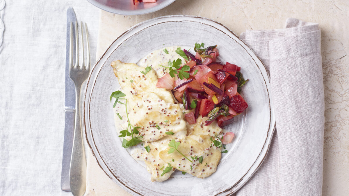 Scaloppe di pollo alla senape con sauté di prugne e biete - Sale&Pepe