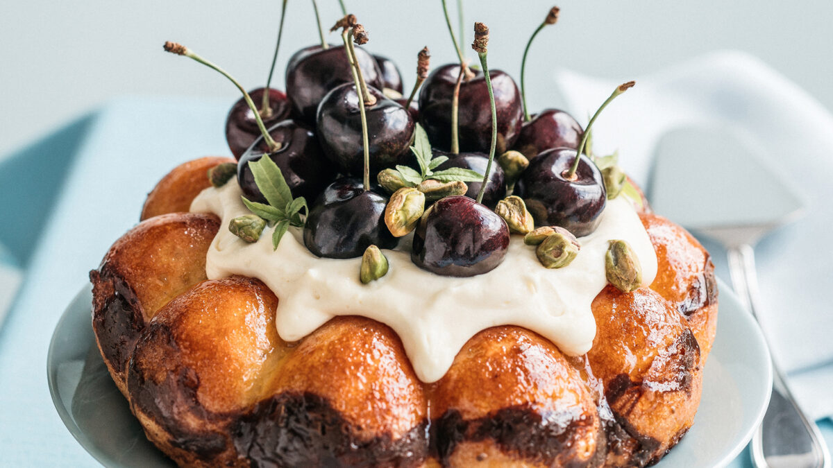 Babà alla verbena con pistacchi e ciliegie - Sale&Pepe