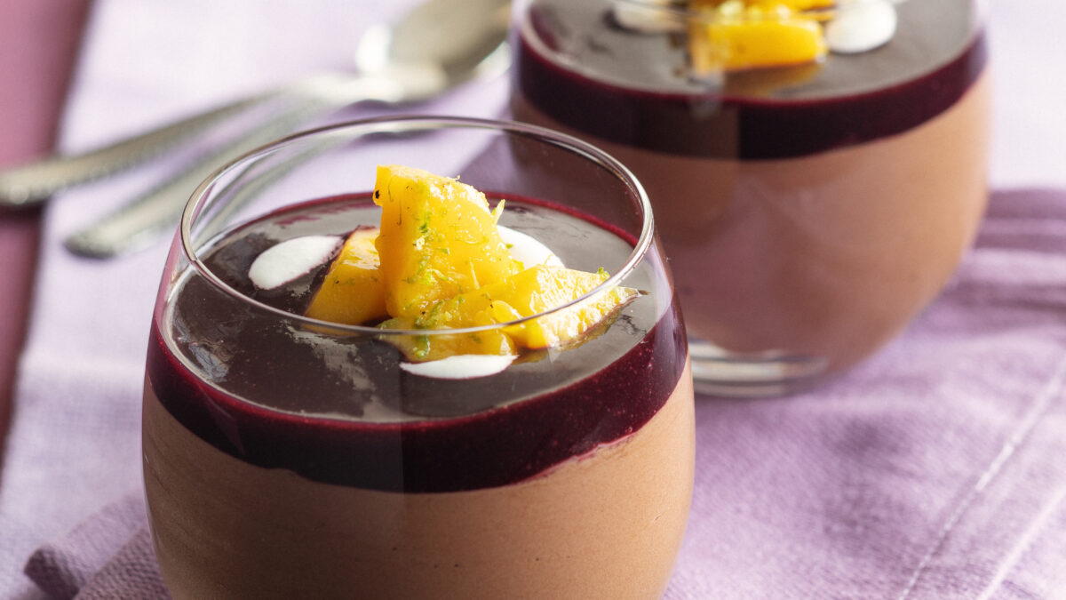 Mousse al cioccolato fondente con mango e fava tonka e salsa calda di ...