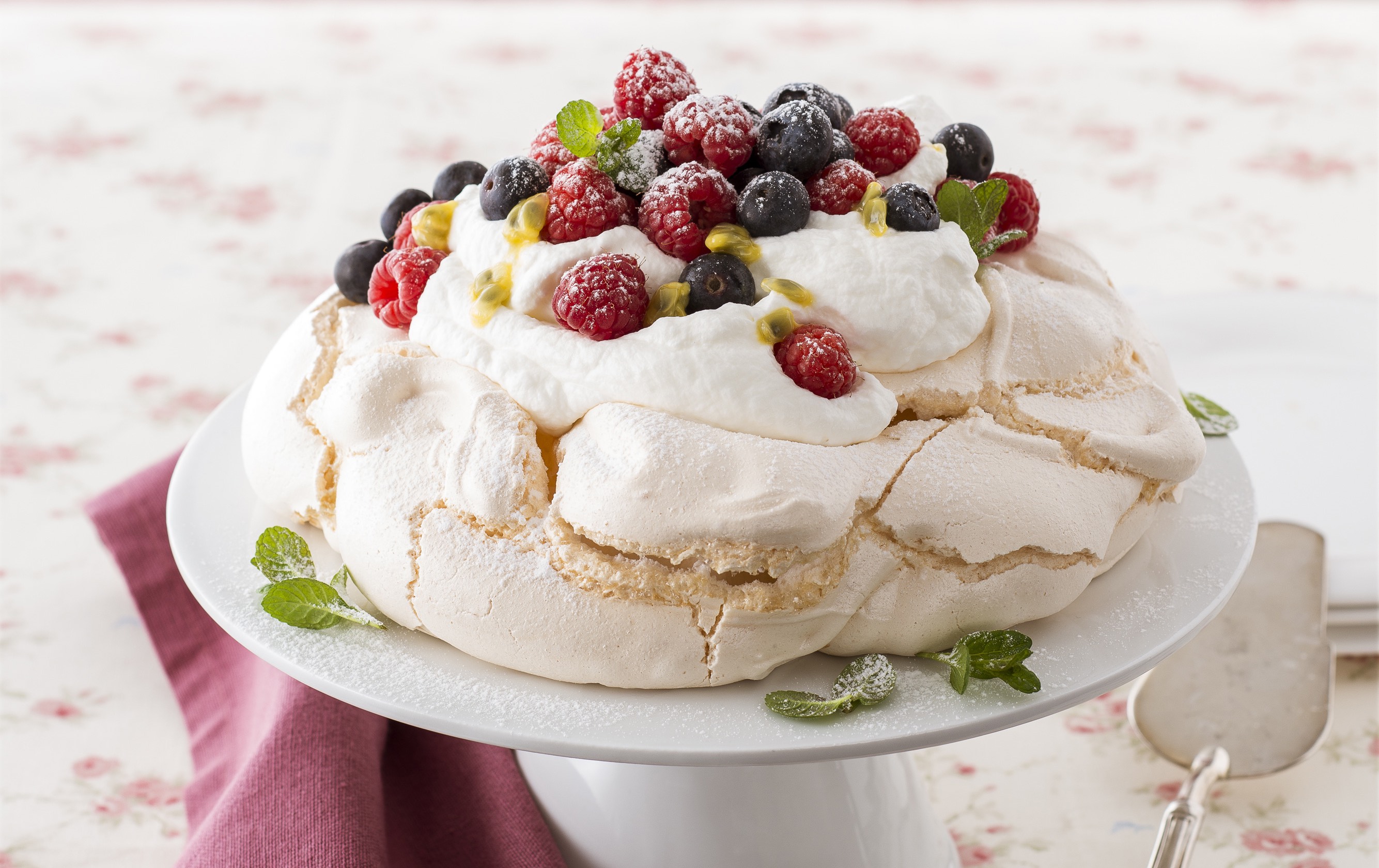 Pavlova, un trionfo di meringa, panna e frutta fresca - Sale&Pepe