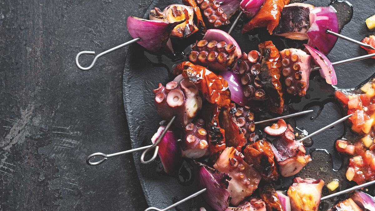 Spiedini di polpo, cipolle rosse marinate e pomodori secchi - Sale&Pepe