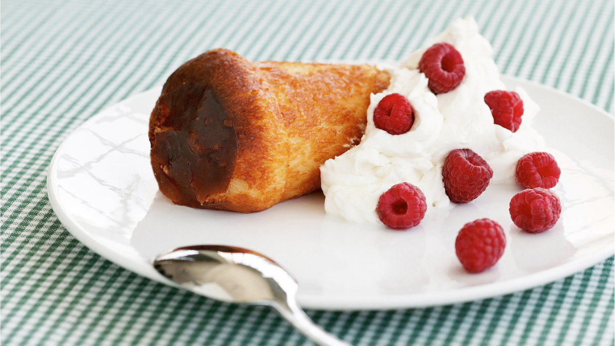 Babà al rum con panna e lamponi - Sale&Pepe