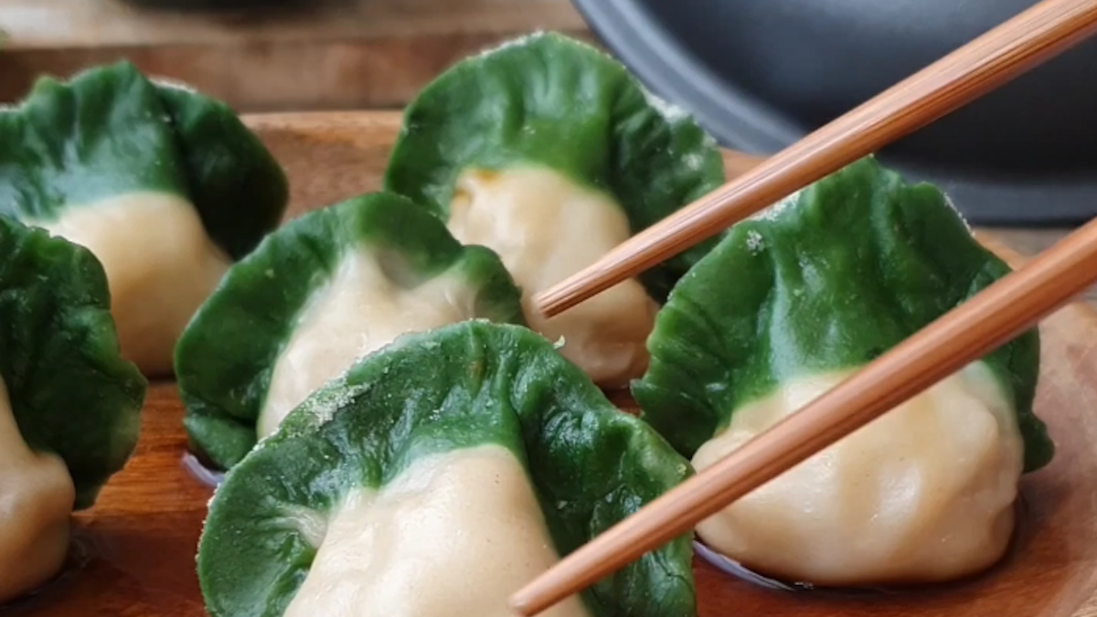 Ravioli bicolore con pak choi alla salsa di soia - Sale&Pepe