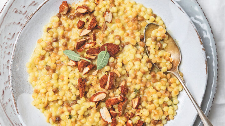 Fregola risottata alla salvia con mandorle alla paprica - Sale&Pepe